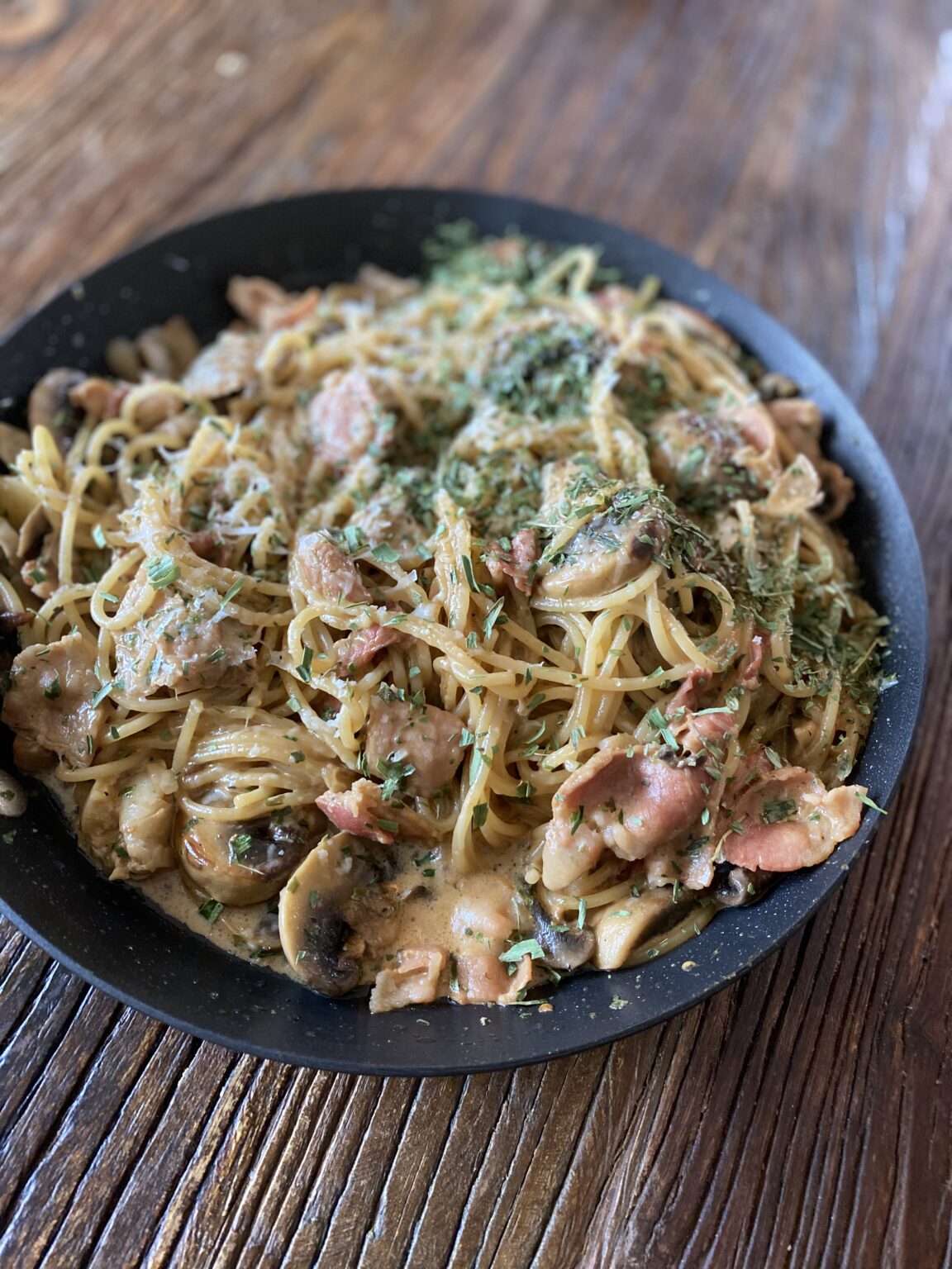 Krämig pasta med kryddig korv och mycket vitlök – A Bite of Bitting