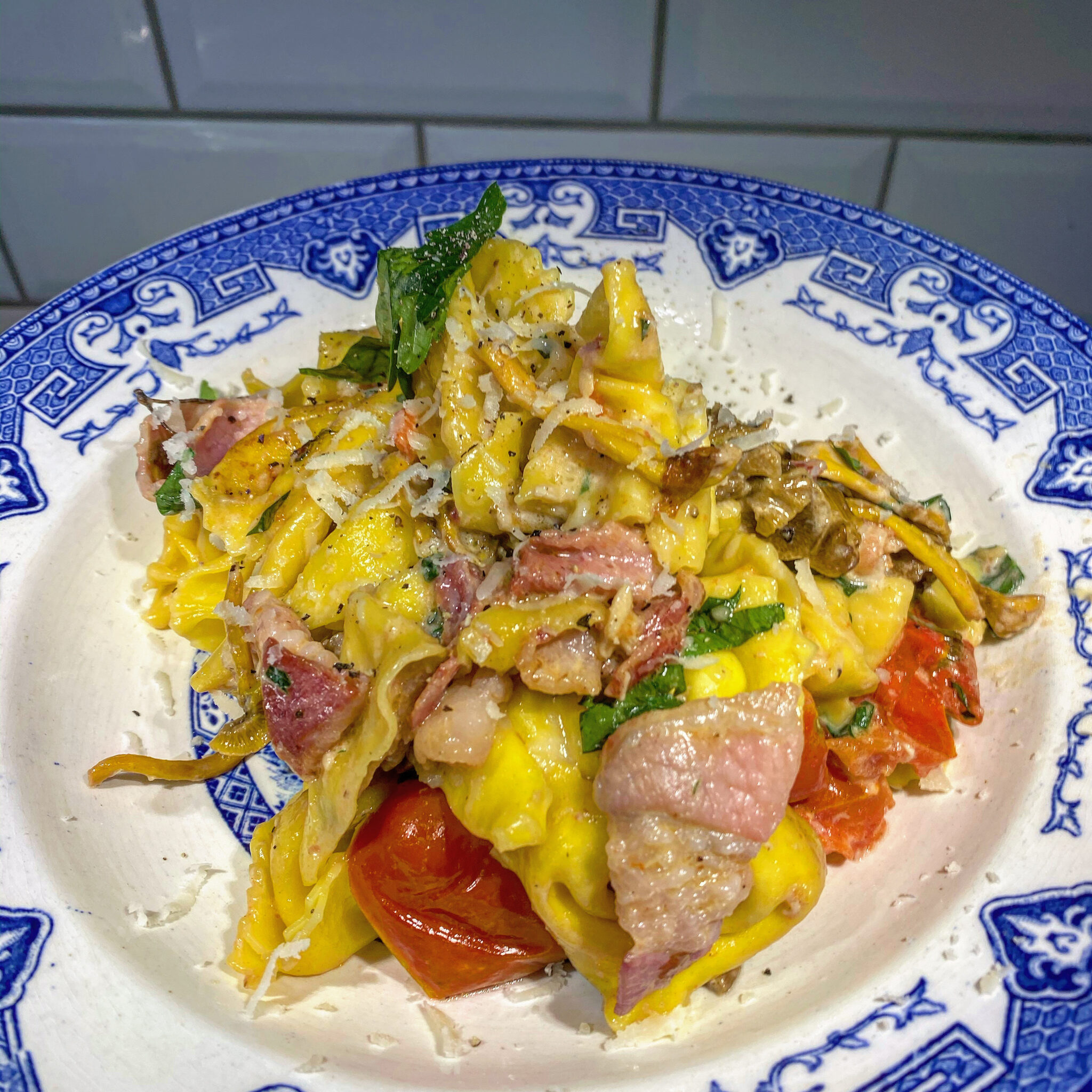 Gräddig fisksoppa med lax och torsk med smak av saffran och curry – A ...