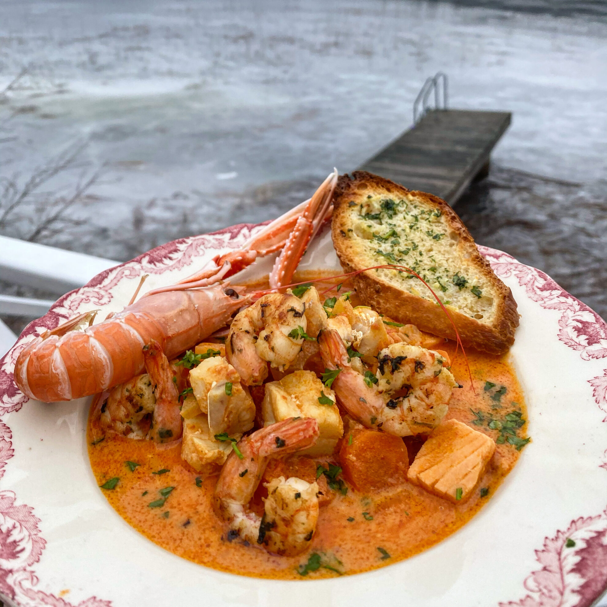 Gräddig fisksoppa med lax och torsk med smak av saffran och curry – A ...